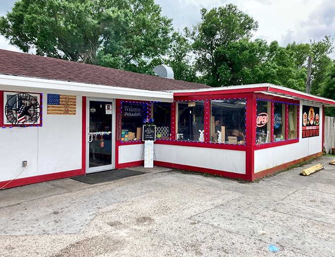 Red, white, and delicious all over! This patriotic pit stop is serving up slices of Americana with every meal.