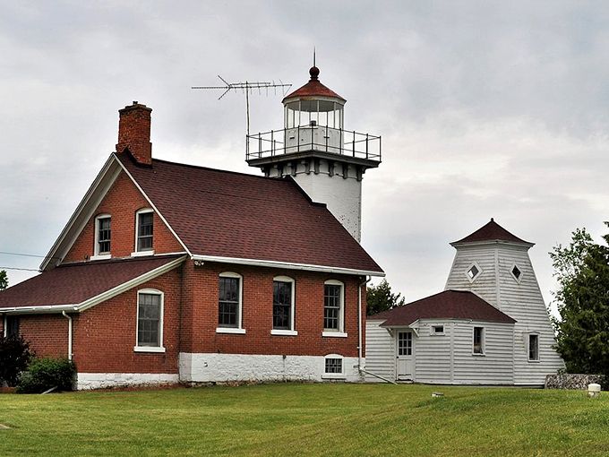 Sherwood Point: The cozy cottage of lighthouses. Automated since 1983, it's basically running on autopilot &ndash; like me before coffee. 