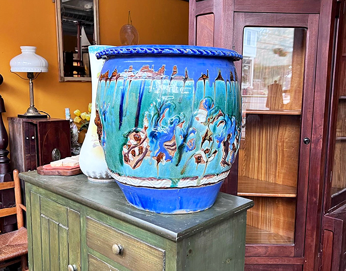 Holy mackerel! This vibrant vase is serving up a sea of style. It's the catch of the day in the world of vintage ceramics.