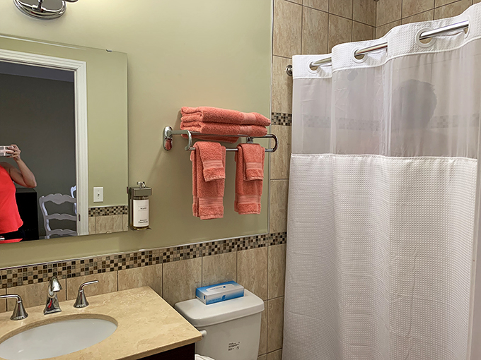 Even the bathroom screams retro chic. Those coral towels are the perfect pop of color for your #bathroomselfie.