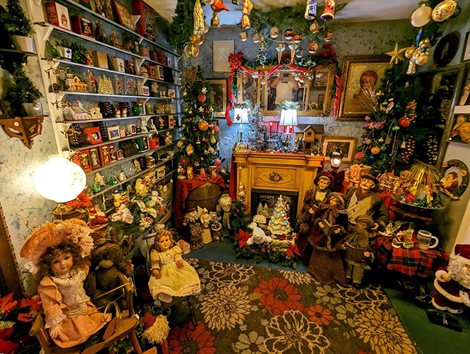 Ho ho whoa! It's Christmas all year round in this corner. Santa's workshop has nothing on this festive explosion of yuletide cheer.