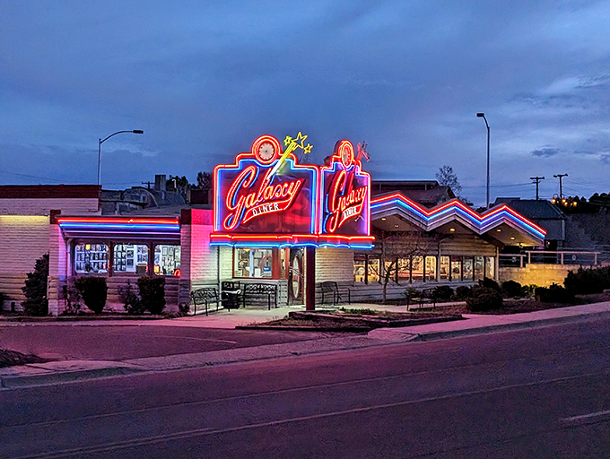 When the sun goes down, the neon lights up! This diner glows brighter than a UFO, beckoning hungry earthlings from miles around.
