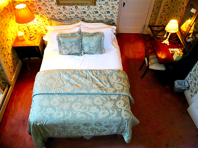 Who is John Galt? Who cares when you're lounging in literary luxury like this! Even Howard Roark would approve of this design.