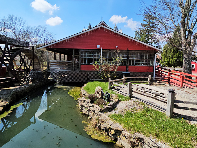 Red, white, and view! This classic American scene is serving up a heaping helping of nostalgia with a side of natural beauty.
