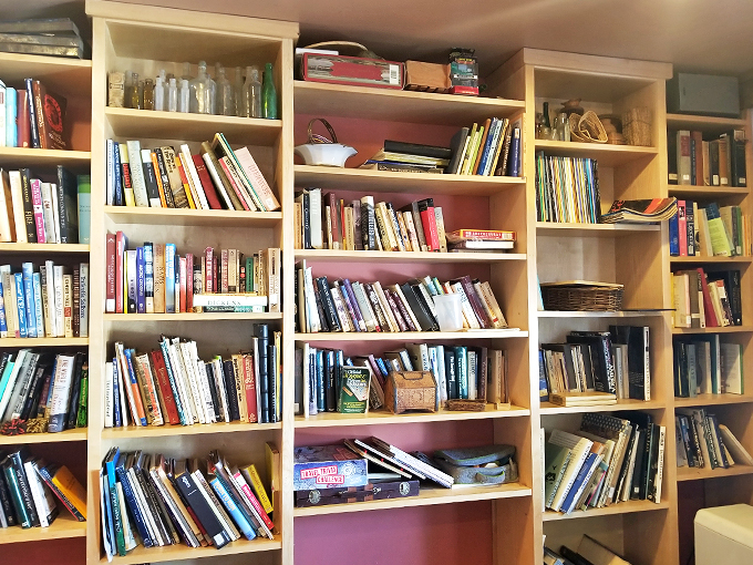 Bookworm paradise alert! This isn't just a cafe; it's a library with really good snacks. Time to feed your mind and your stomach.