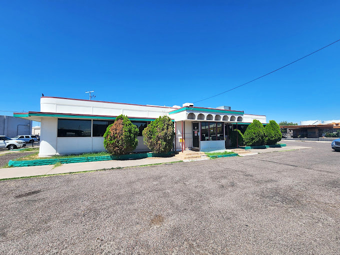Under that brilliant Arizona sky, this humble building has been serving up comfort food longer than some neighborhoods have existed.