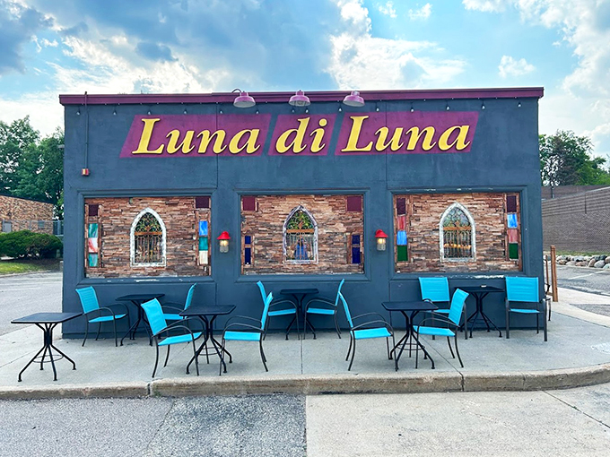 Moonlight serenade for your taste buds! Luna Di Luna's facade is like a storybook come to life, promising Italian delights within.
