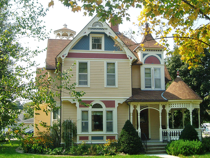 A Nordic dream come true! This butter-yellow beauty could make even a Viking swoon, with its charming gables and welcoming porch.