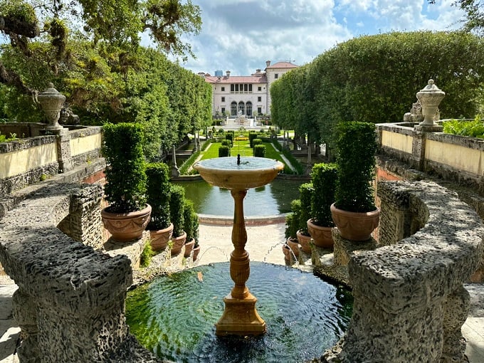 Step into a Venetian daydream! This garden fountain could make even the Trevi jealous. Toss a coin, make a wish!