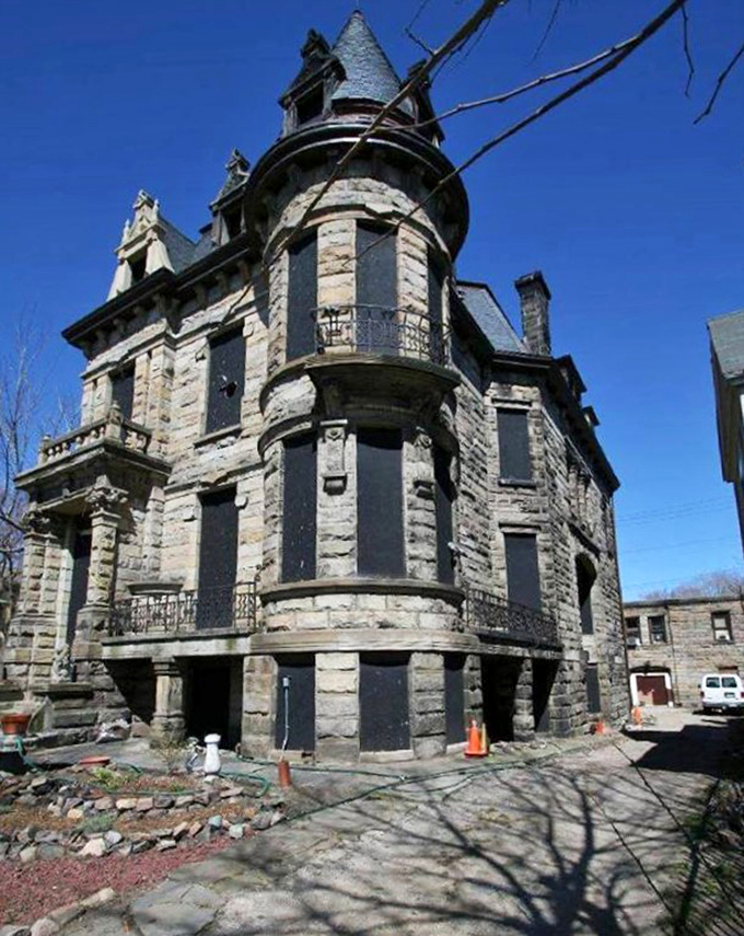 Gothic grandeur meets Midwest mystery! This Cleveland castle's turrets and stonework whisper tales of bygone eras and restless spirits.