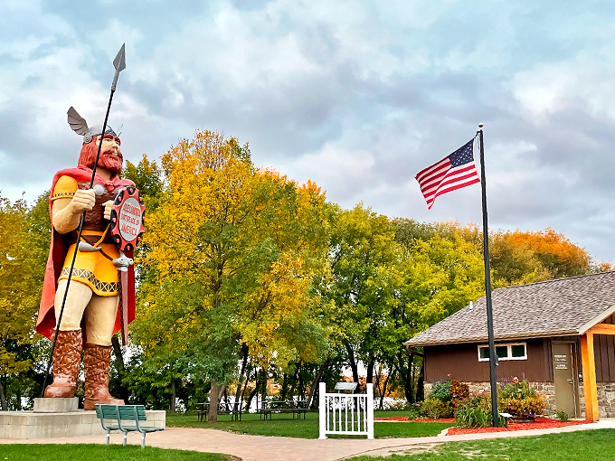 Horns up for Big Ole! Alexandria's colossal Viking proves that sometimes, the biggest attractions come with the biggest helmets.