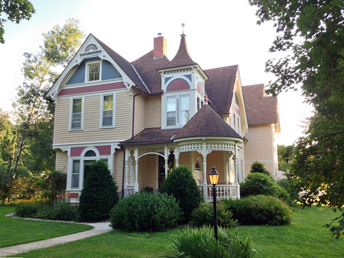 Uff da, what a sight! This cozy inn looks like it was plucked from a Norwegian fairytale and plopped right into Minnesota's heart.