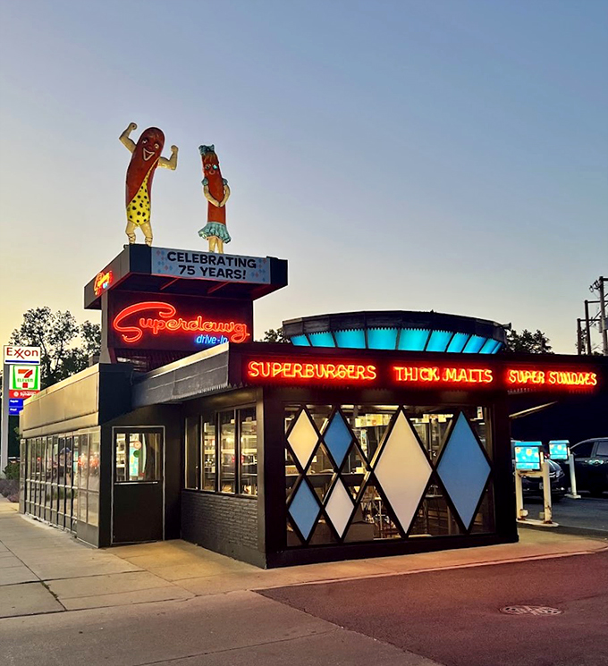 Diamonds in the rough? Nah, give me diamonds on the roof! Superdawg's iconic mascots light up the night, promising a feast fit for the King of Rock 'n' Roll.