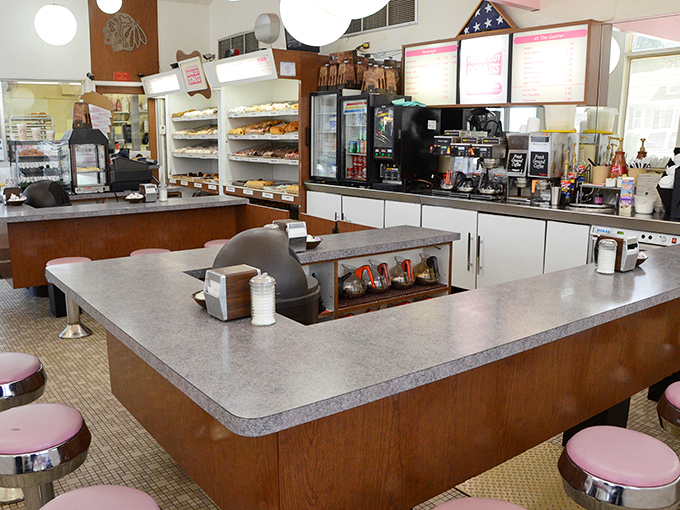 Step into a time machine of taste! This retro interior, complete with pink stools, serves up nostalgia alongside freshly fried perfection.
