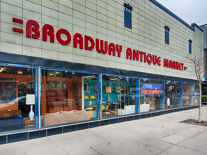 Lights, camera, antiques! This Chicago stage showcases a star-studded cast of mid-century marvels. Ready for your vintage close-up?