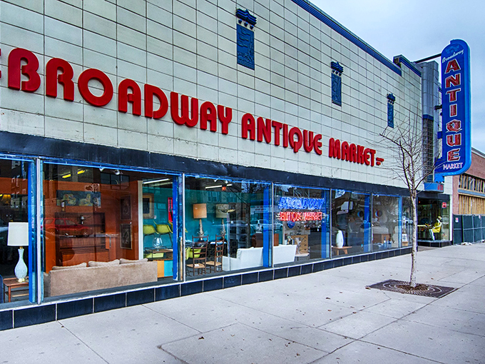 Lights, camera, antiques! This Chicago stage showcases a star-studded cast of mid-century marvels. Ready for your vintage close-up?