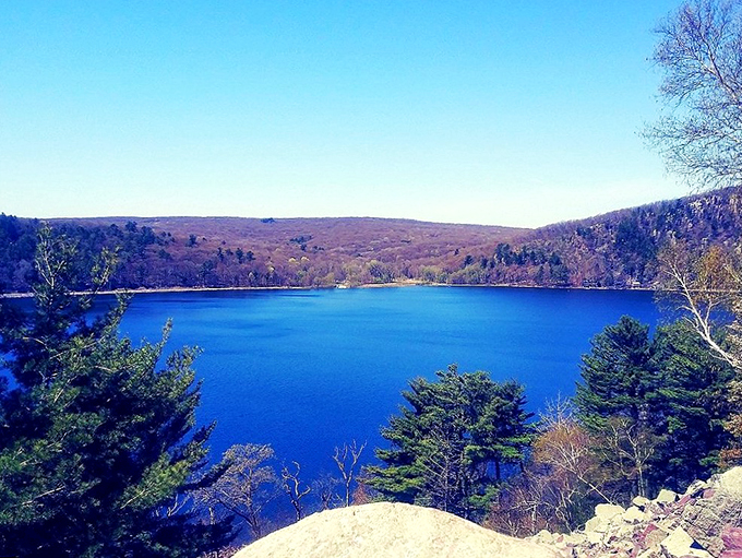 Rocky bluffs meet sapphire waters in this geological wonderland. It's like the Grand Canyon decided to take a Midwest vacation!
