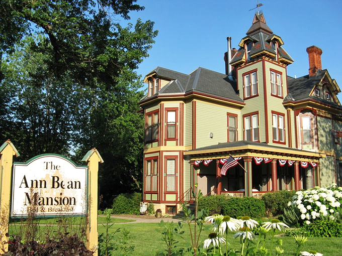 Time-travel never looked so good! This architectural confection is serving up 19th-century elegance with a side of modern comfort.