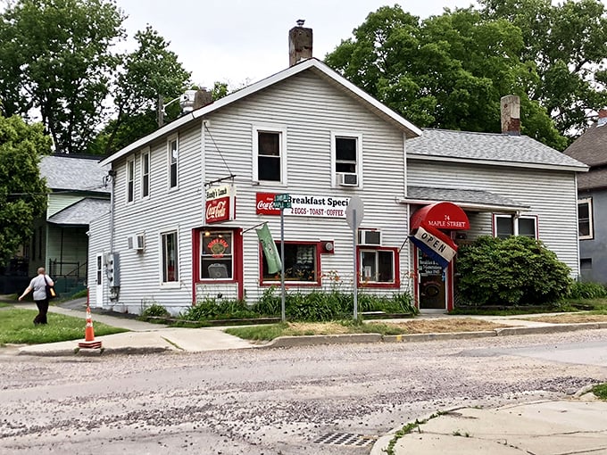 Step into Handy's and you're practically in a Norman Rockwell painting. The Coca-Cola sign outside is like a beacon for comfort food seekers.
