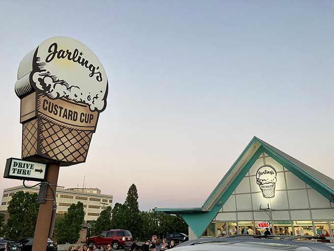 Day or night, Jarling's stands ready to satisfy your custard cravings. It's like a lighthouse, but for dessert lovers.