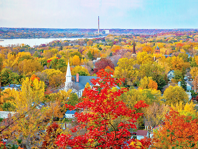 Fall in Hudson: Where Mother Nature cranks up the color saturation to 11. It's like someone spilled a giant box of Crayolas all over town!