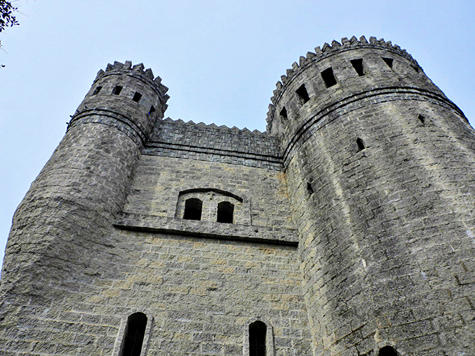Stone cold stunner! These walls have seen more Florida sunshine than Irish mist, but they're still ready to repel any invading snowbirds.