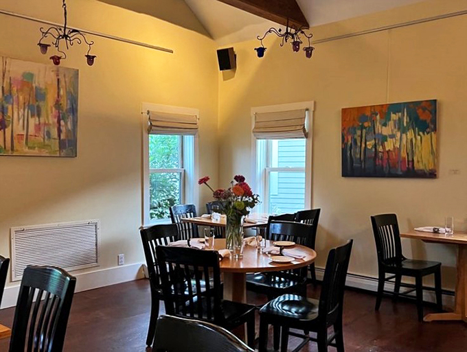 Starry Night meets starry-eyed diners. This space could make even Van Gogh put down his paintbrush and pick up a fork.