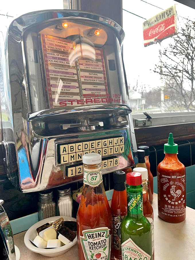 Decisions, decisions! Will it be Neil Diamond or Johnny Cash? At the Blue Benn, your quarter is your ticket to a tabletop concert.