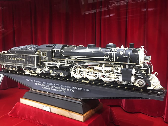 The Big Apple's iron horse in miniature. This ebony beauty could make even the Statue of Liberty do a double-take.
