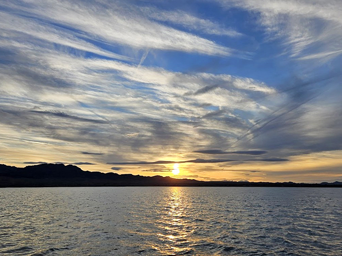 Nature's own light show: Lake Havasu's sunset paints the sky in hues that'd make even Bob Ross jealous.