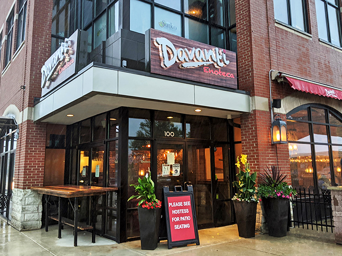 Chicago's Little Italy strikes gold! This trendy hotspot serves up comfort food with a side of cool, perfect for your inner foodie.