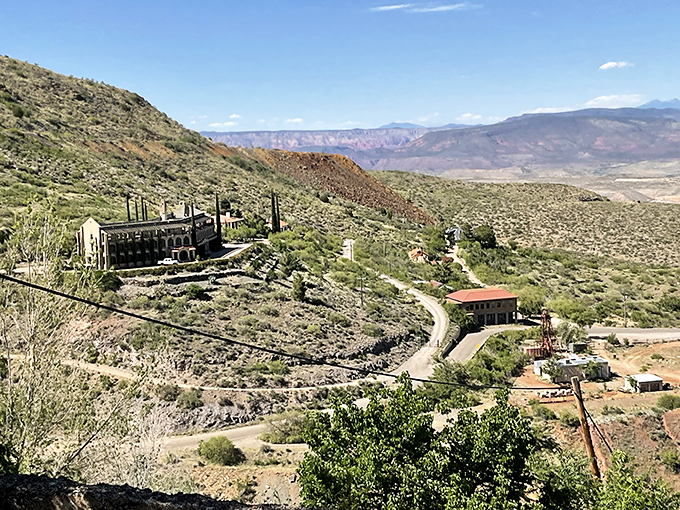 Jerome: Where "cliffside living" takes on a whole new meaning. This town defies gravity and expectations!