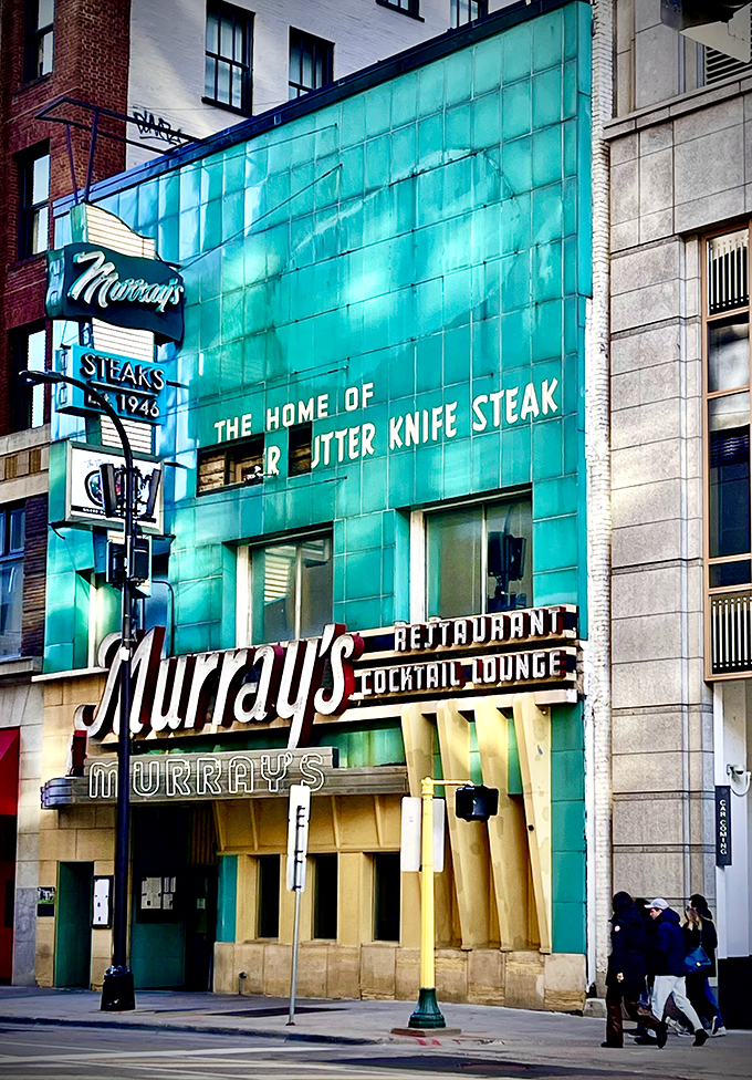 Aqua tiles and red leather booths? It's like the 1950s and your taste buds had a beautiful baby.