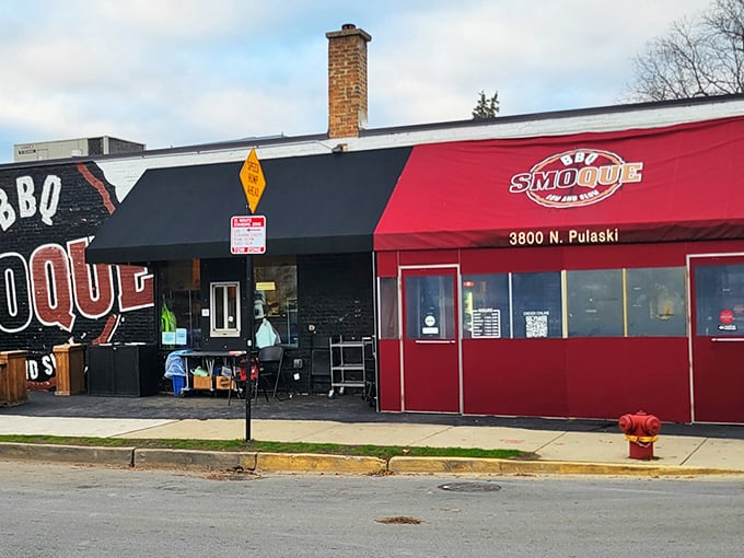 Urban BBQ done right! Smoque's sleek exterior hides a flavor explosion that'll make your taste buds do the cha-cha.