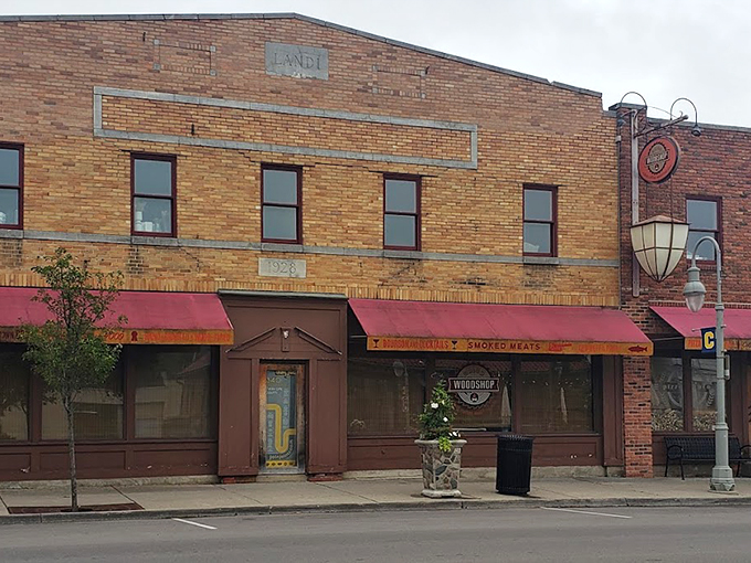 Union Woodshop: Where lumberjacks meet gourmands! This rustic retreat promises a flavor adventure that'll have you yelling "Timber!"