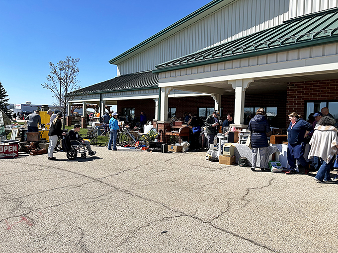 Lamps, lamps everywhere! Whether you're into Art Deco or Mid-Century Modern, there's a light fixture here to brighten your day. Photo credit: Bill