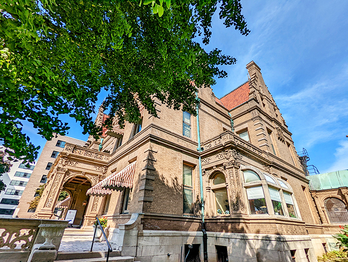 Gilded Age glamour meets Milwaukee brew. The Pabst Mansion proves beer can build more than just bellies!