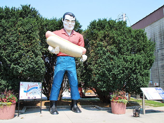 Lumberjack meets snack attack! This colossal Paul Bunyan proves even folklore heroes need a quick bite on Route 66.