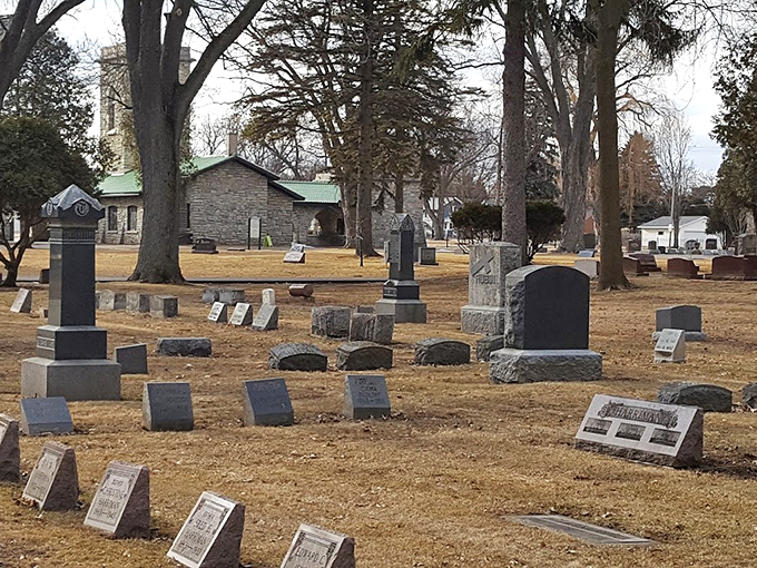 Marble masterpieces! Intricate statues stand sentinel among the tombstones, creating an atmosphere that's part spooky, part sublime, and totally Instagram-worthy.