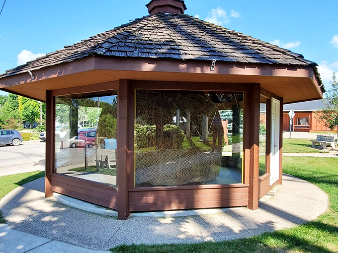 String theory has nothing on this! Darwin's giant twine ball is a testament to one man's dedication to... well, twine.