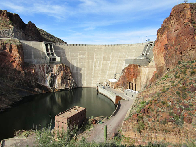 Concrete jungle? More like a concrete oasis! This massive dam stands proud, holding back a lake that would make any fish feel like a big shot.