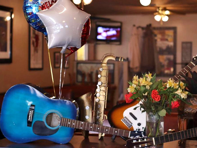 Where guitars meet breakfast: Musical instruments and fresh flowers set the mood for a meal that hits all the right notes. Photo credit: 5th Avenue Cafe