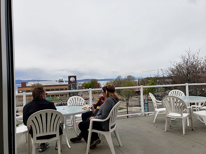 Dine al fresco with Mother Nature's blessing. These outdoor seats offer a feast for your eyes and your taste buds.