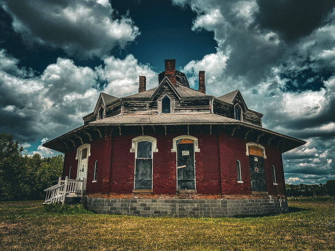 Eight sides of intrigue! This house proves that thinking outside the box sometimes means ditching the box altogether.