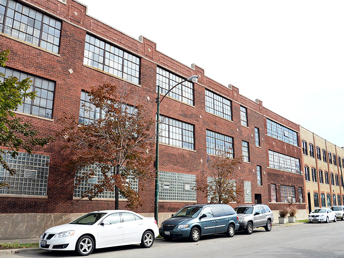 Industrial chic meets architectural treasure hunt in this Chicago wonderland. It's like Lego for grown-ups who love a bit of rust!