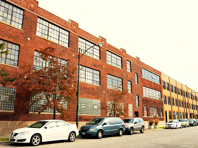 Industrial chic meets architectural treasure hunt in this Chicago wonderland. It's like Lego for grown-ups who love a bit of rust!