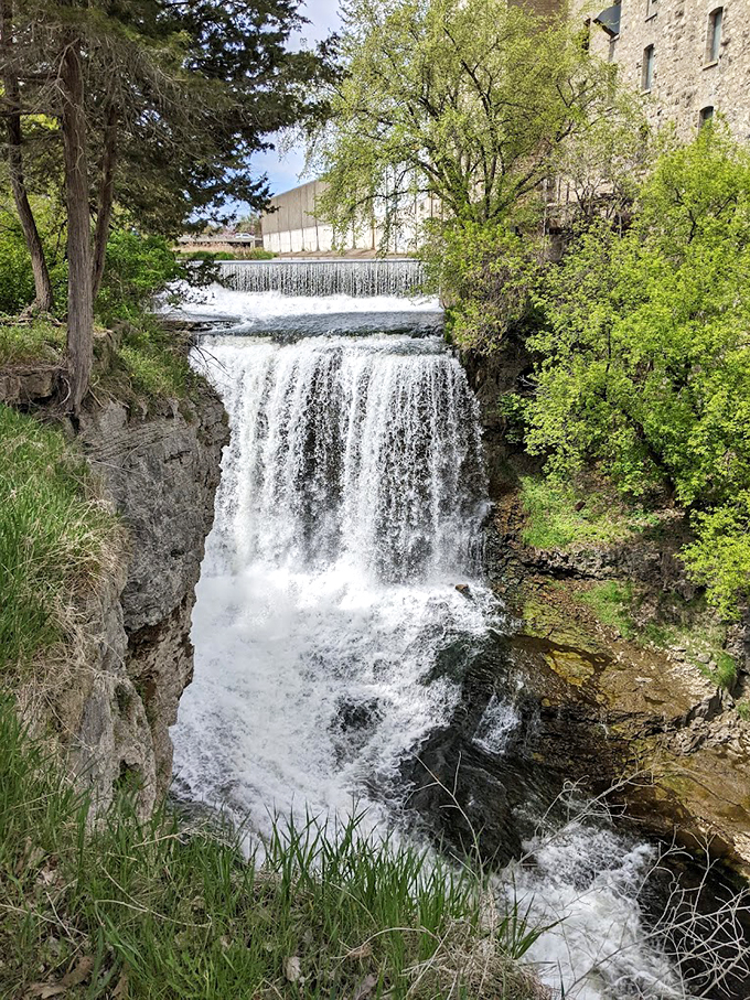 Urban waterfall chic! Vermillion Falls proves you don't need to rough it to get your nature fix. Picnic, anyone?