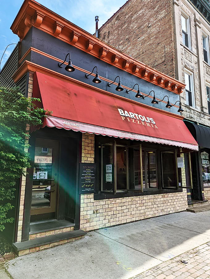 At Bartoli's, the pizza is so good, you'll want to write it a thank-you note. The brick exterior? Just icing on the cheese-cake.