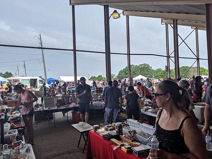 From kitchenware to curios, this market is a time traveler's dream. Every booth is a new adventure in nostalgia.