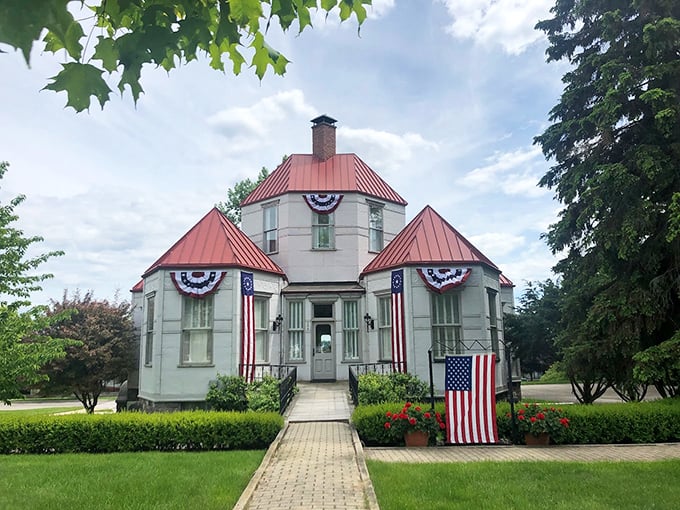Six sides of pure fascination! The Shay Hexagon House proves that thinking outside the box sometimes means living inside a hexagon.